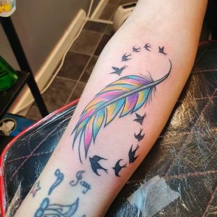 30 Beautiful Feather Tattoo Ideas for Women - Pulptastic