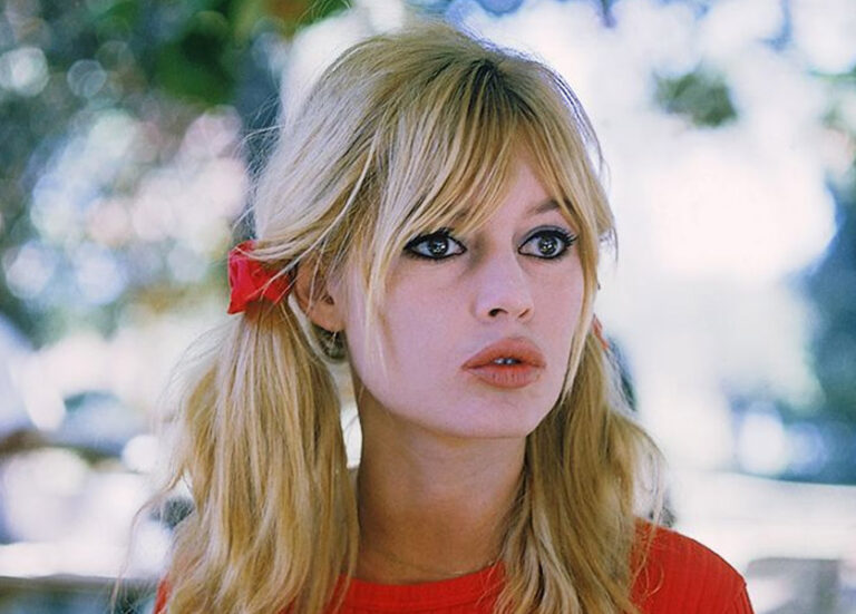 33 Best Curtain Bangs Hairstyles For Women in 2022 - Pulptastic