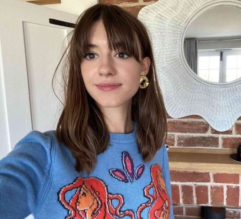 33 Best Curtain Bangs Hairstyles For Women in 2022 - Pulptastic