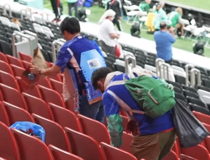 Japanese Fans Stun Qatar Crowd by Cleaning up Stadium After World Cup ...